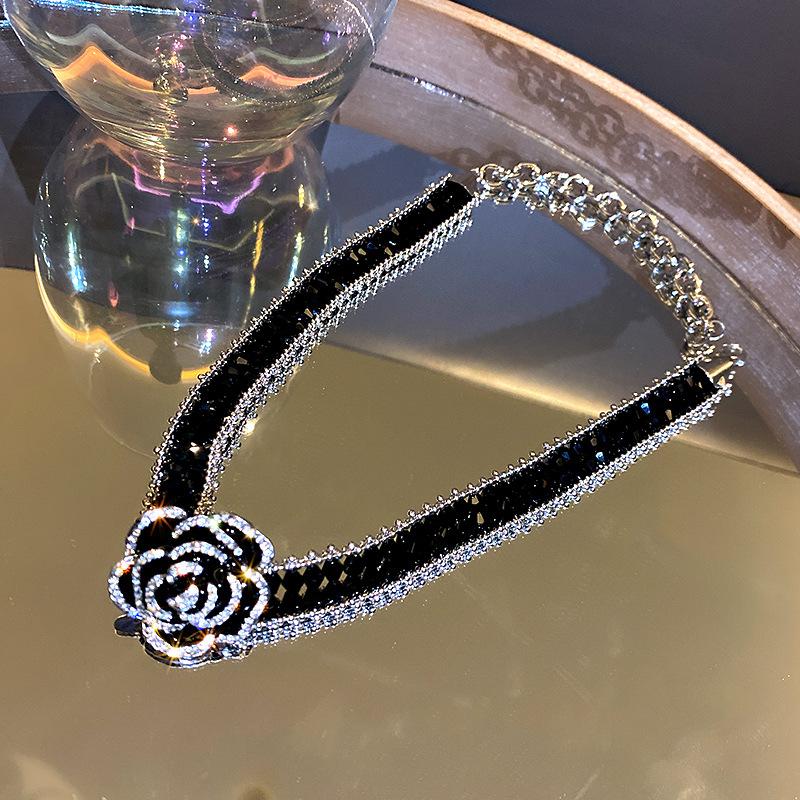 Satın alın Temperament of black crystal rose flower necklace women's ...