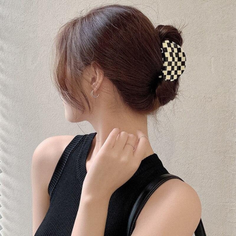 💰Kaufe Elegantes Temperament Schwarz Weiß Karo Griff Clip Große Acetat ...