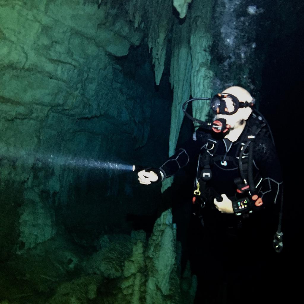ORCATORCH D550 Waterproof Diving Flashlight 970 Lumens XM-L2 U4 LED ...